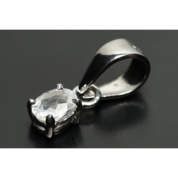 トップ部分:約0.4×0.3×0.3cm　0.17ct"当店大人気のフェナカイトのペンダントトップが入荷致しました!今回入荷分は金具にシルバー925を使用しました。もちろん、ペンダント一つ、一つ、研磨の達人の職人が丁寧に仕上げ完成させました...