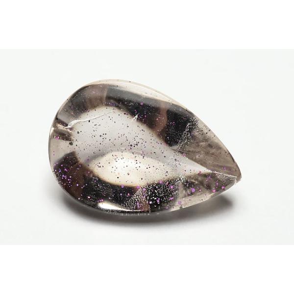 1.35×0.9×0.5cm　3.75ct　コーベライト(銅藍)を内包した水晶で、光を当てると鮮やかなピンクのレッセンスを発します。非常にレアな石で、幻想的な美しさで大変人気があります。ブラジル産。