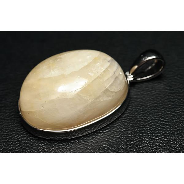 トップ部分:約2.6×1.9×1.0cm 44.20ct　ビーズ、ブレスレット、カットペンダントで大人気で沢山のお客様にご満足頂きましたが、とにかく大きいサイズのペンダントを作って欲しいといわれまして今年のツーソンで原石を仕入れて加工させて...