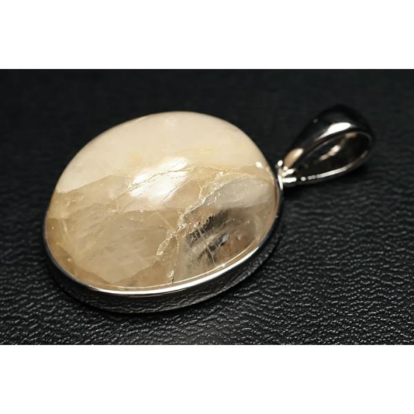 トップ部分:約2.3×1.9×1.1cm 34.15ct　ビーズ、ブレスレット、カットペンダントで大人気で沢山のお客様にご満足頂きましたが、とにかく大きいサイズのペンダントを作って欲しいといわれまして今年のツーソンで原石を仕入れて加工させて...