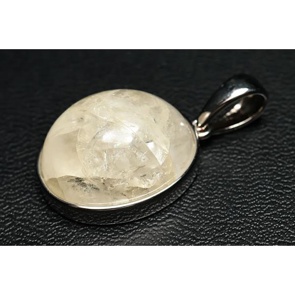 トップ部分:約1.9×1.6×0.9cm 21.30ct　ビーズ、ブレスレット、カットペンダントで大人気で沢山のお客様にご満足頂きましたが、とにかく大きいサイズのペンダントを作って欲しいといわれまして今年のツーソンで原石を仕入れて加工させて...