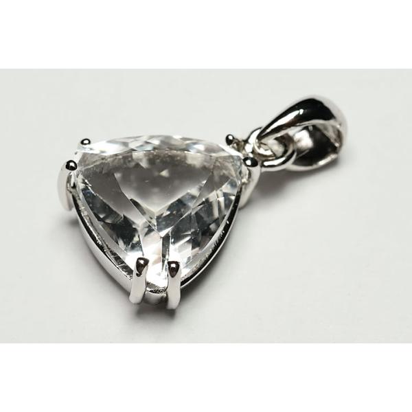 トップ部分:1.1×1.2×0.6cm　デビット・ガイガー氏が設立したGeiger Minerals社の正真正銘ロシアンレムリアンルースをペンダントトップに加工いたしました。一つの商品につき一枚、デビット・ガイガー氏直筆のサイン入りカードを...