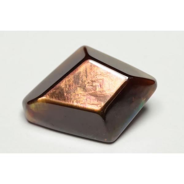 16×12×04mm 6.31ct　大変、素晴らしい奈良県天川村産のレインボーガーネットのジュエリーグレードのカットルースです。日本で多面カット加工したもので、確かな品質です。奈良県天川村行者還岳産