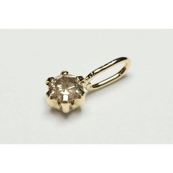 トップ部分:約0.3×0.3×0.2cm 0.08ct　全体長さ:約0.7cm(金具含む)　K18YGフレームを使用した、ダイヤモンドペンダントトップでございます。ダイヤモンドの繊細なカットが、美しさを際立たせる存在感のあるペンダントトップ...