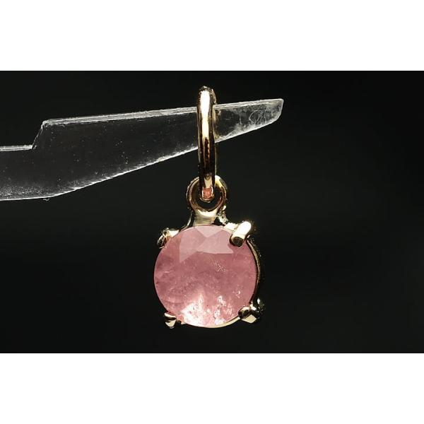 トップ部分:4×4×3.5mm　0.34ct　コロラド州・スウィートホーム鉱山産の宝石質ロードクロサイト(インカローズ)ルースを使いまして、18金加工を施したペンダントでございます。淡いピンクの優しい色合いです。小さなルースではありますが、...