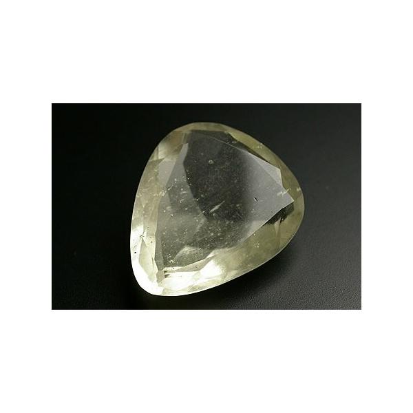 最高級品のリビアングラスのカットルースになります。この品質のものはなかなかお目にかかれない品質になっております。ビーズ、原石ではこの品質はご用意できないものになっております。幻の名品のルースになっております。3.2×2.7×1.2cm9.9...