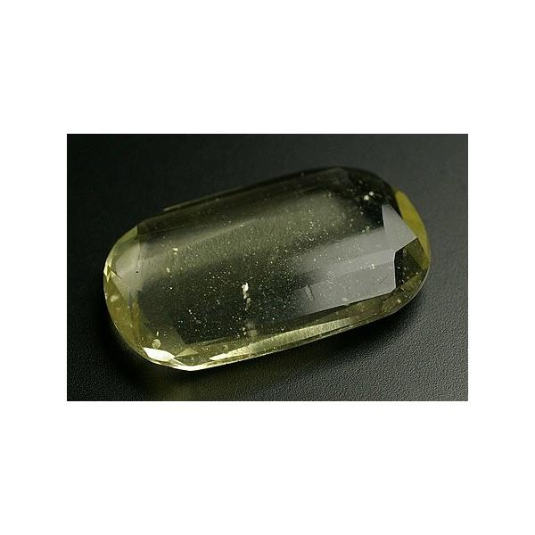 最高級品のリビアングラスのカットルースになります。この品質のものはなかなかお目にかかれない品質になっております。ビーズ、原石ではこの品質はご用意できないものになっております。幻の名品のルースになっております。2.7×1.7×0.5cm3.6...
