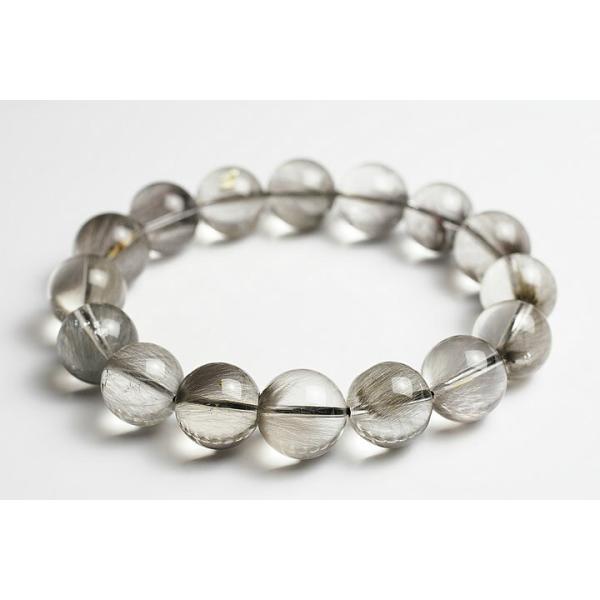 14mm×16玉手首周り約18.0cm<br>ブルッカイト(板チタン石)を内包した水晶です。ブルッカイトからプラチナ色に輝くルチルが伸びることから、プラチナクォーツと呼ばれています。<br>今回入荷分は非常に高品質で...