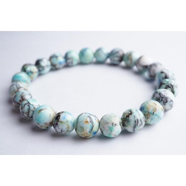 8mm玉×23個　手首周り約15.5cmアズライトインバライトのブレスレットが当店初入荷となりました。バライトをベースに、濃い青の部分はアズライト、明るい水色の部分はクリソコラが含まれています。今回入荷分は発色の美しい、ファイナルグレードと...