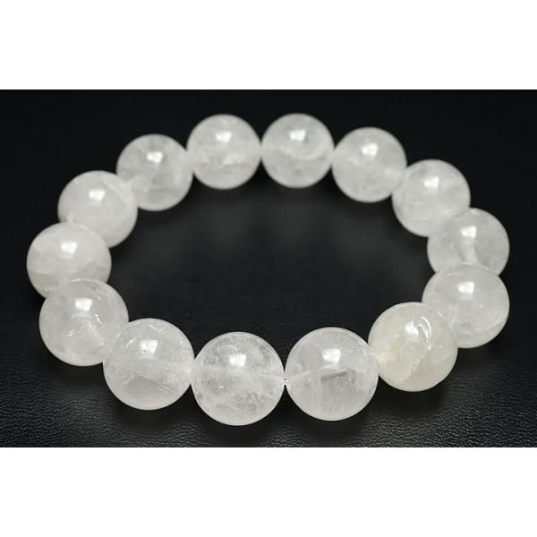 15mm玉×14個 手首周り約16.5cm　山梨県黒平産の水晶ブレスレットが新入荷致しました。山梨県は日本有数の水晶の産地であり、中でも甲府市には乙女鉱山や金峰山、水晶峠など多くの産地が点在します。今回は黒平(くろべら)鉱山より産出した希少...