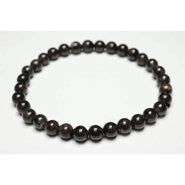 約6mm×32玉　手首周り 約16.0cm　リアルブラックルチルお手頃な小玉ブレスレットが入荷致しました。ルチルがびっしりと入っています。真っ黒に見える針ですがシルバーやブラウンの光沢を持っており、光が当たるとキラキラと輝きます。※玉サイズ...