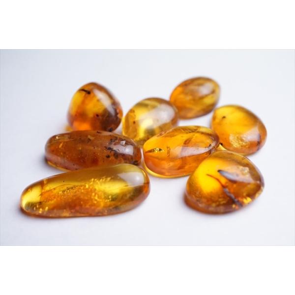 ドミニカ産の虫入りアンバー(虫入り琥珀)のルースでございます。 業界最安値に挑戦しております。 通常はまずこの価格では販売できませんが当店の依頼しております香港メーカーさんの親族がドミニカに住んでおられまして原石を大量仕入れそして自社の工場...