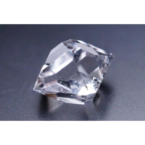 0.9×1.1×1.4cm アメリカ・ニューヨーク州産のハーキマーダイヤです。ハーキマーダイヤは結晶の透明度が高く、強い輝きを放つことが特徴です。ダイアモンドの結晶に近い形状と輝きからハーキマーダイアモンドと呼ばれます。黒っぽいタール状の有...