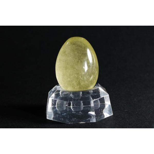 3.0×2.3×2.2cm　18.53g透明のレモンイエローが大変美しいリビアグラスのエッグが入荷しました。リビアグラスとは、リビア砂漠で発見されたガラス質隕石です。通常、市場には、黒い部分があり透明感のないものが大変多く出回っておりますが...