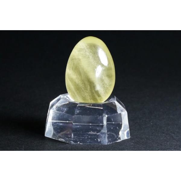 2.8×2.0×1.9cm　13.05g透明のレモンイエローが大変美しいリビアグラスのエッグが入荷しました。リビアグラスとは、リビア砂漠で発見されたガラス質隕石です。通常、市場には、黒い部分があり透明感のないものが大変多く出回っておりますが...