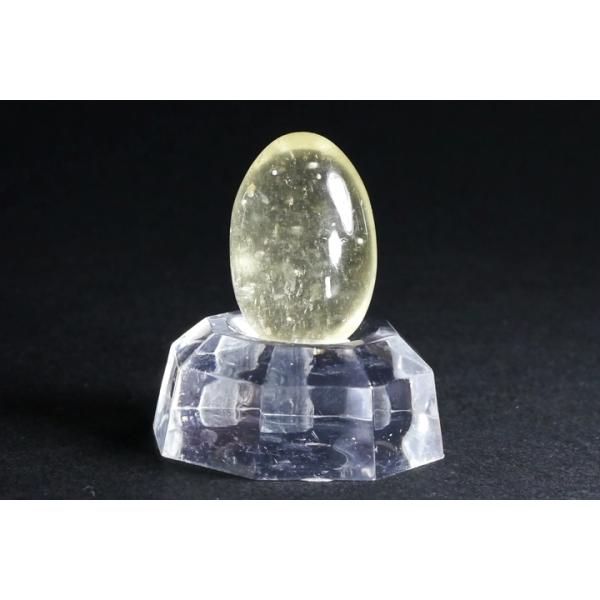 2.7×1.8×1.7cm　10.46g透明のレモンイエローが大変美しいリビアグラスのエッグが入荷しました。リビアグラスとは、リビア砂漠で発見されたガラス質隕石です。通常、市場には、黒い部分があり透明感のないものが大変多く出回っておりますが...