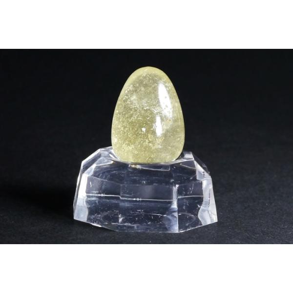 2.4×1.8×1.8cm　9.04g透明のレモンイエローが大変美しいリビアグラスのエッグが入荷しました。リビアグラスとは、リビア砂漠で発見されたガラス質隕石です。通常、市場には、黒い部分があり透明感のないものが大変多く出回っておりますが、...