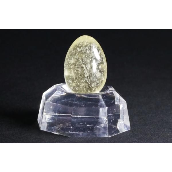 2.4×1.6×1.5cm　7.11g透明のレモンイエローが大変美しいリビアグラスのエッグが入荷しました。リビアグラスとは、リビア砂漠で発見されたガラス質隕石です。通常、市場には、黒い部分があり透明感のないものが大変多く出回っておりますが、...