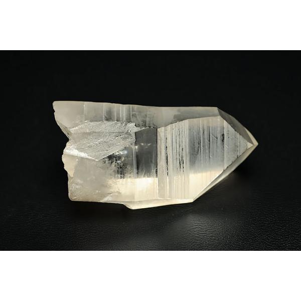 5.1×2.6×1.9cm 32g　ほんのりとオレンジに色付いたレムリアンシードが久しぶりに入荷いたしました。レムリアンシードはクリスタルヒーラーの間ではもはや定番。特徴的なバーコードが、神々しさを増幅させています。Serra do Cab...