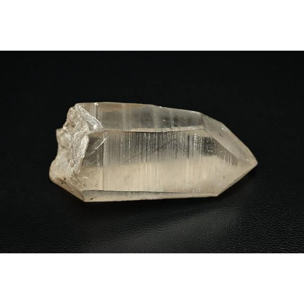 4.9×2.3×2.0cm 27g　ほんのりとオレンジに色付いたレムリアンシードが久しぶりに入荷いたしました。レムリアンシードはクリスタルヒーラーの間ではもはや定番。特徴的なバーコードが、神々しさを増幅させています。Serra do Cab...