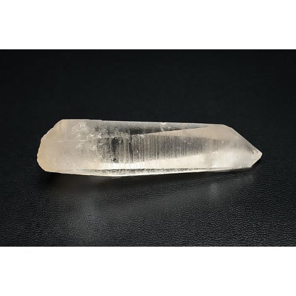 6.8×1.7×1.5cm 23g　ほんのりとオレンジに色付いたレムリアンシードが久しぶりに入荷いたしました。レムリアンシードはクリスタルヒーラーの間ではもはや定番。特徴的なバーコードが、神々しさを増幅させています。Serra do Cab...