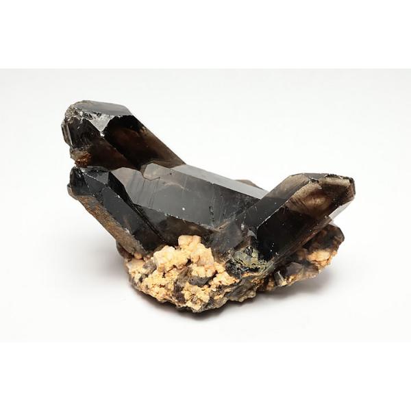 サイズ約8.0×5.4×5.1cm　140g　チベットモリオンクラスターが入荷しました。色は大変濃く、また結晶もシャープな形状を残しており、表面の光沢も艶やかです。限定入荷となっております。 こちらのモリオン水晶はチベット(四川省)産のモリ...