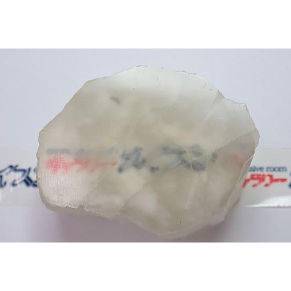 5.5×4.1×2.6cm 84g　カリフォルニア州で産出される、特異な性質を持った石です。繊維状の集合体になると、グラスファイバー効果が現れ、繊維に沿った方向に光を通します。下に置いた物が上に浮かんで見える(3枚目画像)ことからテレビ石と...