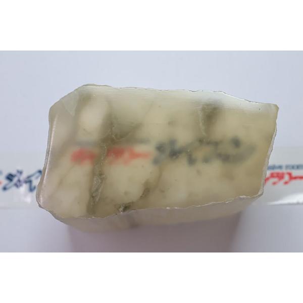 5.3×3.4×3.8cm 108g　カリフォルニア州で産出される、特異な性質を持った石です。繊維状の集合体になると、グラスファイバー効果が現れ、繊維に沿った方向に光を通します。下に置いた物が上に浮かんで見える(3枚目画像)ことからテレビ石...