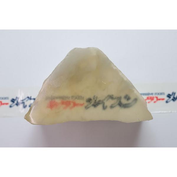 4.9×4.7×4.0cm 102g　カリフォルニア州で産出される、特異な性質を持った石です。繊維状の集合体になると、グラスファイバー効果が現れ、繊維に沿った方向に光を通します。下に置いた物が上に浮かんで見える(3枚目画像)ことからテレビ石...