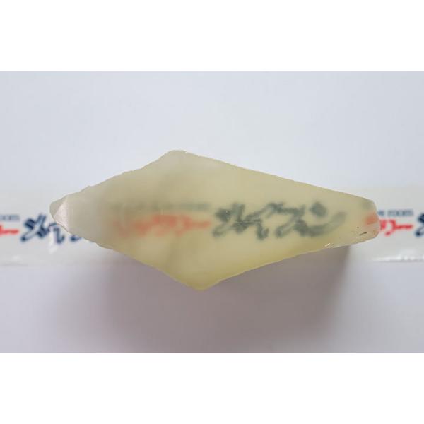 6.0×2.5×3.9cm 63g　カリフォルニア州で産出される、特異な性質を持った石です。繊維状の集合体になると、グラスファイバー効果が現れ、繊維に沿った方向に光を通します。下に置いた物が上に浮かんで見える(3枚目画像)ことからテレビ石と...