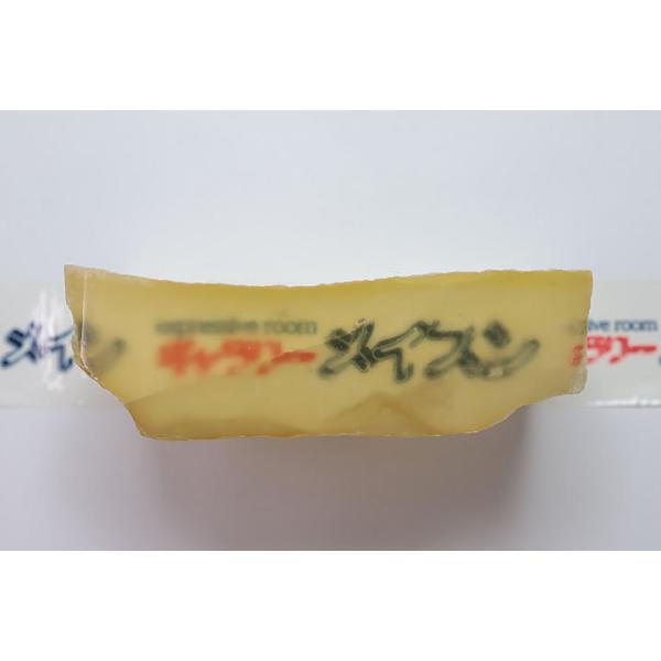 5.8×1.8×3.4cm 60g　カリフォルニア州で産出される、特異な性質を持った石です。繊維状の集合体になると、グラスファイバー効果が現れ、繊維に沿った方向に光を通します。下に置いた物が上に浮かんで見える(3枚目画像)ことからテレビ石と...