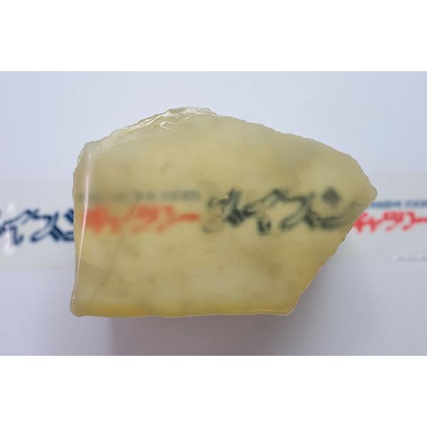 4.5×3.1×3.7cm 80g　カリフォルニア州で産出される、特異な性質を持った石です。繊維状の集合体になると、グラスファイバー効果が現れ、繊維に沿った方向に光を通します。下に置いた物が上に浮かんで見える(3枚目画像)ことからテレビ石と...