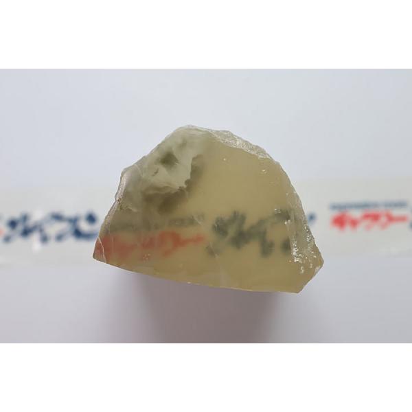 3.6×2.3×6.0cm 72g　カリフォルニア州で産出される、特異な性質を持った石です。繊維状の集合体になると、グラスファイバー効果が現れ、繊維に沿った方向に光を通します。下に置いた物が上に浮かんで見える(3枚目画像)ことからテレビ石と...