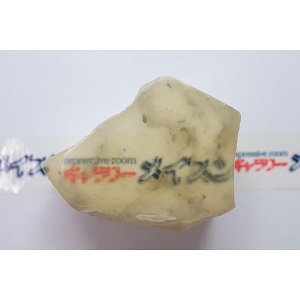 4.7×3.8×3.6cm 83g　カリフォルニア州で産出される、特異な性質を持った石です。繊維状の集合体になると、グラスファイバー効果が現れ、繊維に沿った方向に光を通します。下に置いた物が上に浮かんで見える(3枚目画像)ことからテレビ石と...