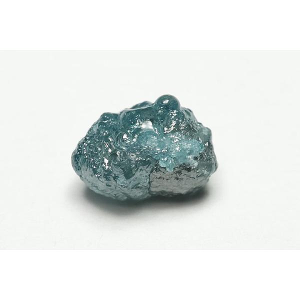 6×4.5×4.5mm　1.06ctブルーに発色したのダイヤモンド原石です。天然の結晶ですが人工的な処理で発色させています。南アフリカ産