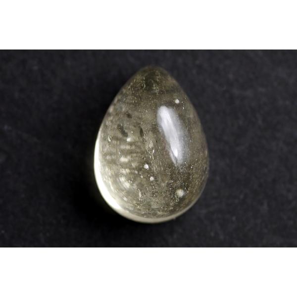サイズ約1.6×1.1×1.0cm　11.06ct  リビア砂漠で発見されたガラス質隕石です。半透明のレモンイエローが大変美しい隕石です。通常、市場に出回っております、リビアグラスは黒い部分、透明感のないものが大変多く出回っております。しか...