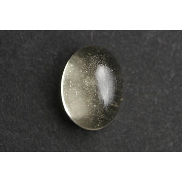 サイズ約1.3×1.0×0.7cm　7.11ct  リビア砂漠で発見されたガラス質隕石です。半透明のレモンイエローが大変美しい隕石です。通常、市場に出回っております、リビアグラスは黒い部分、透明感のないものが大変多く出回っております。しかし...