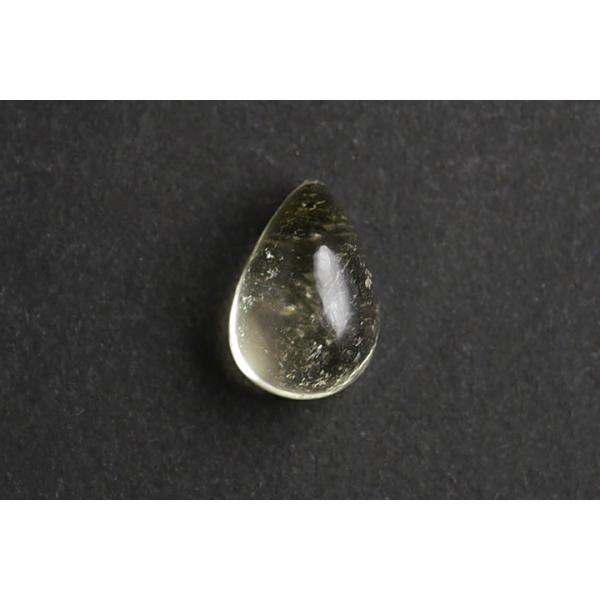 サイズ約1.3×0.8×0.8cm　5.61ct  リビア砂漠で発見されたガラス質隕石です。半透明のレモンイエローが大変美しい隕石です。通常、市場に出回っております、リビアグラスは黒い部分、透明感のないものが大変多く出回っております。しかし...