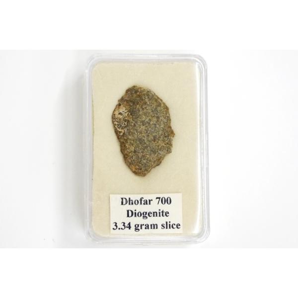 サイズ 2.7×1.7×0.3cm 3.34g2002年に発見されたダイオジェナイトの分類で石質隕石でありエイコンドライトに含まれております。