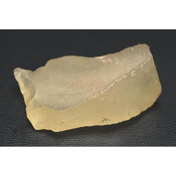 4.0×2.6×1.6cm 15.1gリビア砂漠で発見されたガラス質隕石です。半透明のレモンイエローが大変美しい隕石です。通常、市場に出回っております、リビアグラスは黒い部分、透明感のないものが大変多く出回っております。しかしながら、ギャラ...