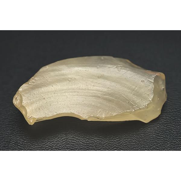 4.6×2.6×1.1cm 13.6gリビア砂漠で発見されたガラス質隕石です。半透明のレモンイエローが大変美しい隕石です。通常、市場に出回っております、リビアグラスは黒い部分、透明感のないものが大変多く出回っております。しかしながら、ギャラ...