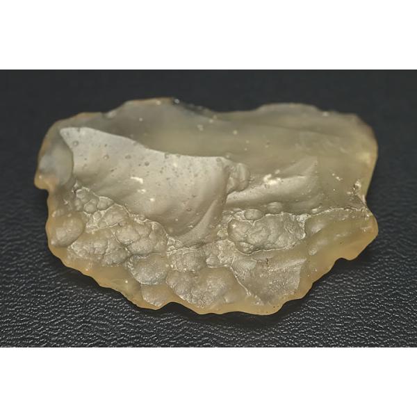 4.4×3.2×0.8cm 11.6gリビア砂漠で発見されたガラス質隕石です。半透明のレモンイエローが大変美しい隕石です。通常、市場に出回っております、リビアグラスは黒い部分、透明感のないものが大変多く出回っております。しかしながら、ギャラ...