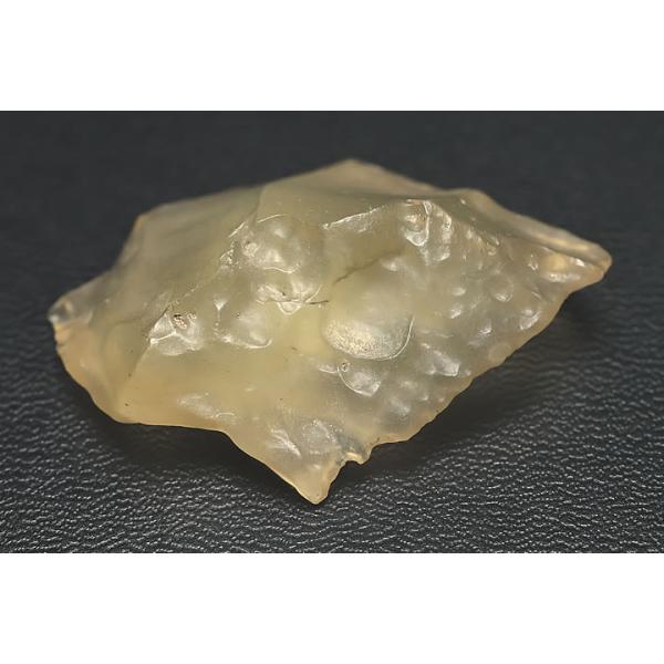 3.4×2.9×1.3cm 8.6gリビア砂漠で発見されたガラス質隕石です。半透明のレモンイエローが大変美しい隕石です。通常、市場に出回っております、リビアグラスは黒い部分、透明感のないものが大変多く出回っております。しかしながら、ギャラリ...