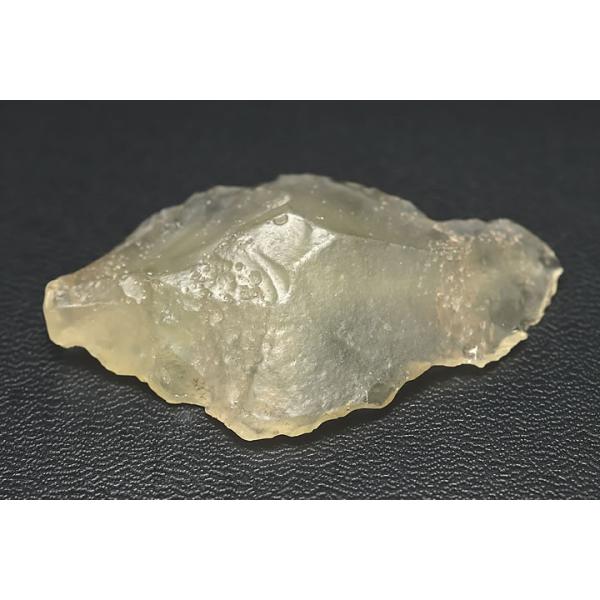 4.7×2.8×0.8cm 8.1gリビア砂漠で発見されたガラス質隕石です。半透明のレモンイエローが大変美しい隕石です。通常、市場に出回っております、リビアグラスは黒い部分、透明感のないものが大変多く出回っております。しかしながら、ギャラリ...