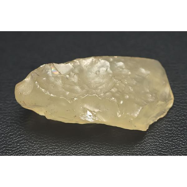 3.4×2.0×1.2cm 7.7gリビア砂漠で発見されたガラス質隕石です。半透明のレモンイエローが大変美しい隕石です。通常、市場に出回っております、リビアグラスは黒い部分、透明感のないものが大変多く出回っております。しかしながら、ギャラリ...