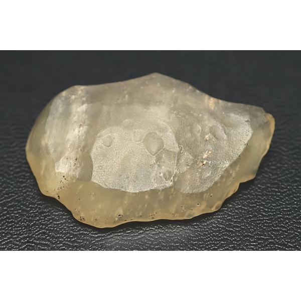 3.4×2.4×0.8cm 6.7gリビア砂漠で発見されたガラス質隕石です。半透明のレモンイエローが大変美しい隕石です。通常、市場に出回っております、リビアグラスは黒い部分、透明感のないものが大変多く出回っております。しかしながら、ギャラリ...