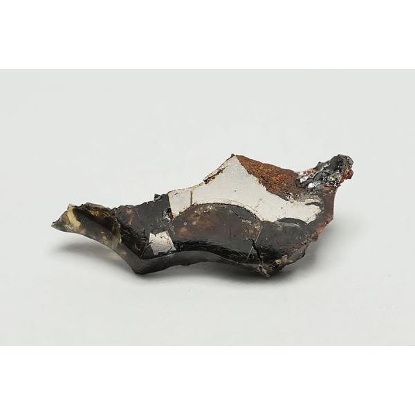 サイズ約1.7×0.7×0.2cm 0.64g　スプリングウォーター隕石は1931年にカナダで発見された歴史あるコレクター的価値が高い隕石です。鉄とニッケルの鉄の中にグリーンのカンラン石が入ったパラサイト隕石になります。※ロジウムなどのコー...