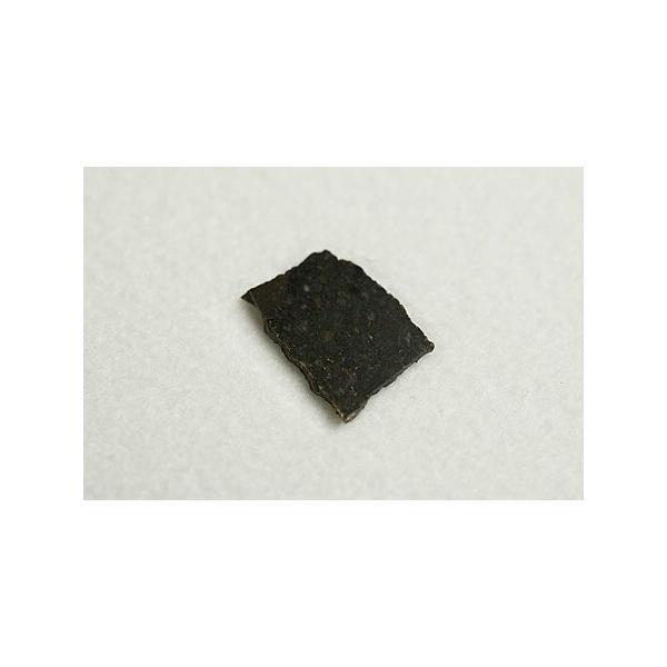 2005年にオマーンで発見された比較的新しい月由来と考えられる隕石です。10×7mm 0.17g