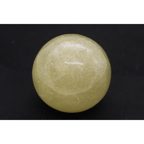 直径約4.6cm 111.49g リビア砂漠で発見されたガラス質隕石です。半透明のレモンイエローが大変美しい隕石です。 通常、市場に出回っております、リビアグラスは黒い部分、透明感のないものが大変多く出回っております。しかしながら、ギャラリ...