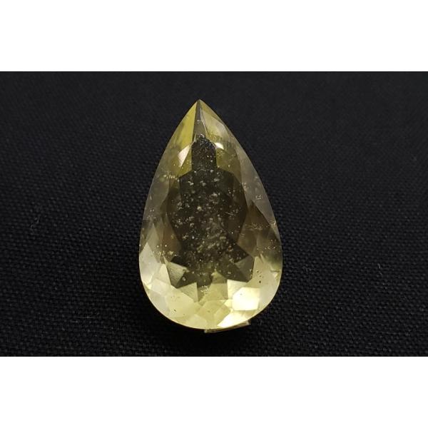 サイズ約3.1×1.9×1.1cm 31.983ct<br><br>リビア砂漠で発見されたガラス質隕石です。半透明のレモンイエローが大変美しい隕石です。通常、市場に出回っております、リビアグラスは黒い部分、透明感のな...
